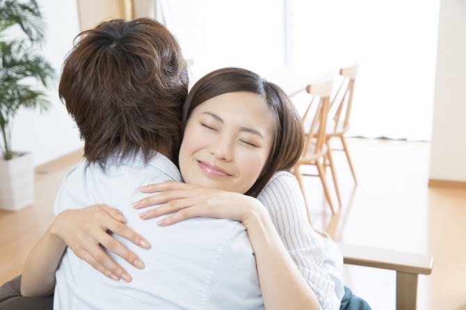 効果的な夫婦のスキンシップとは? 「ハグ」など6つ紹介|「マイナビウーマン」